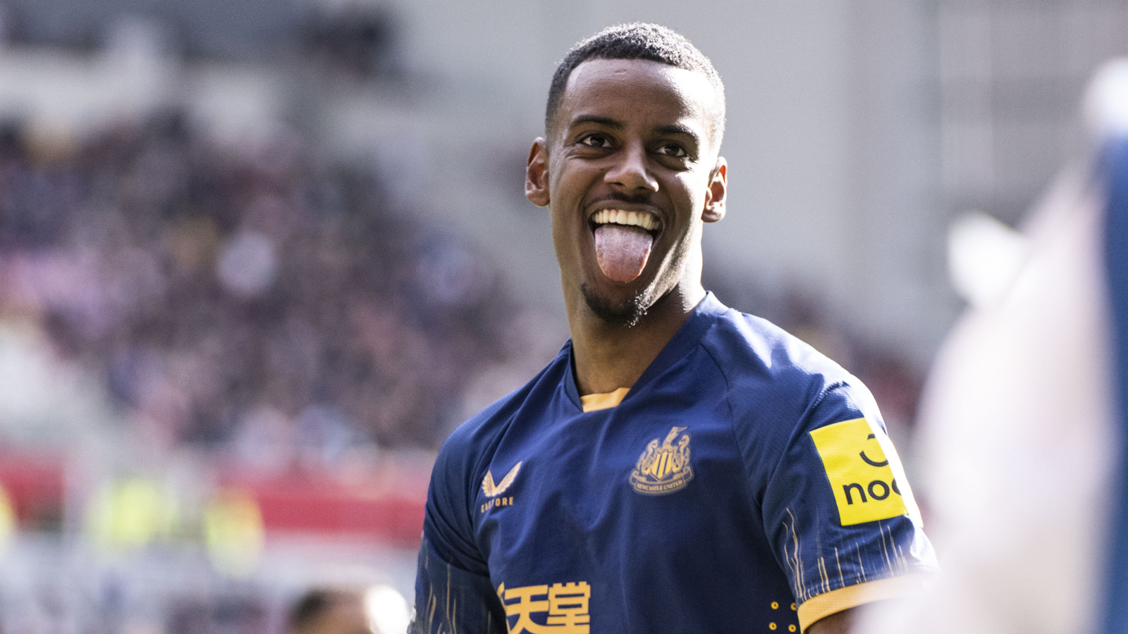 (Video) Scenes at St James’ Park as quick-fire Isak double makes it 5-0 ...