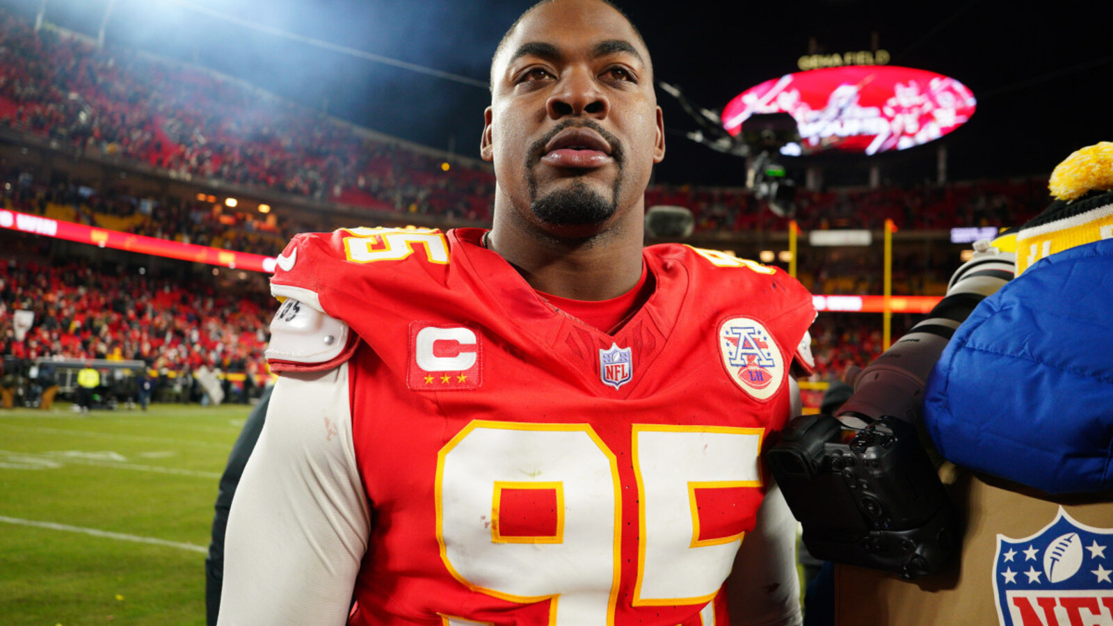 Chris Jones Crying on Sidelines During Chiefs-Bills Game Draws ...