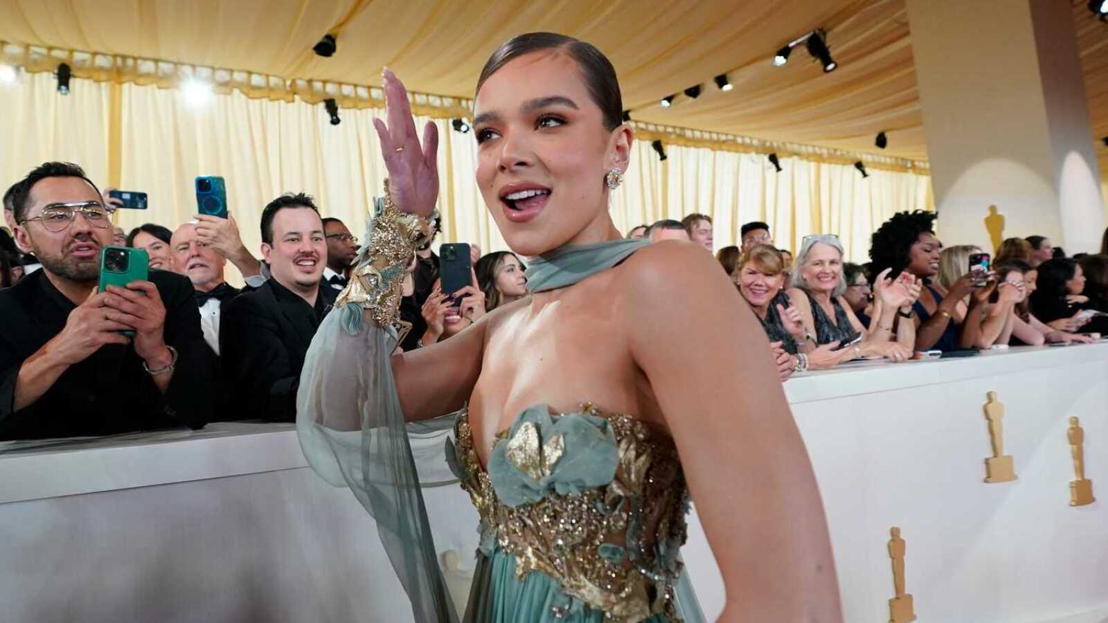 Josh Allen's Fiancee, Hailee Steinfeld, Takes Shot At AFC East | Yardbarker