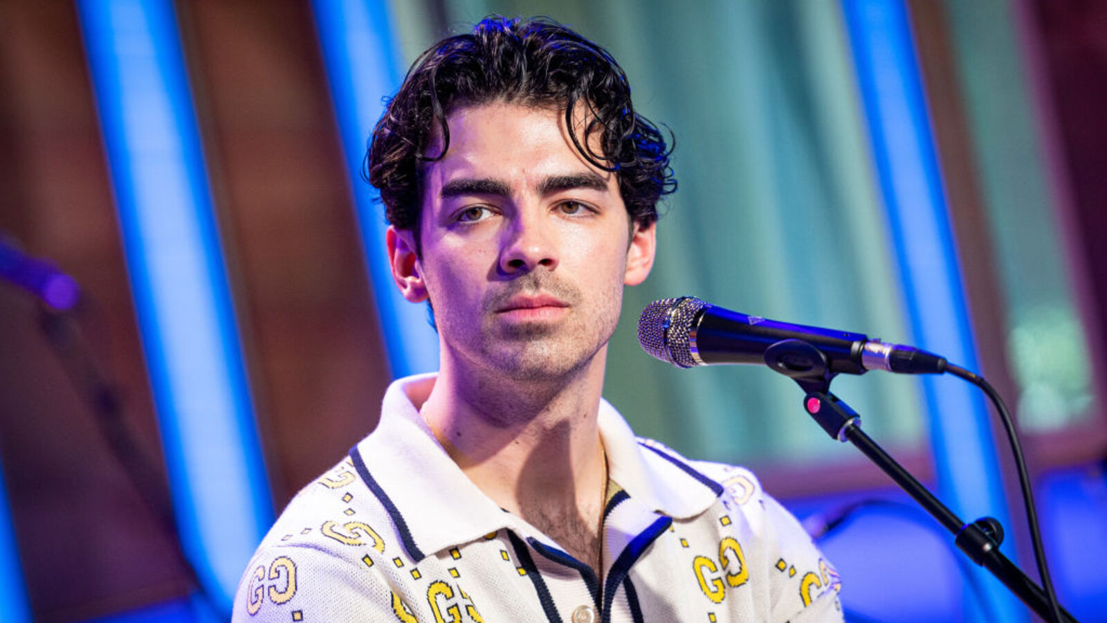 Joe Jonas Responds After Viral Video Shows Him Picking Nose Backstage ...