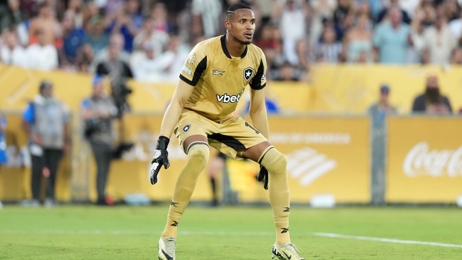 Manchester United set sights on 29-year-old goalkeeper who impressed in ...