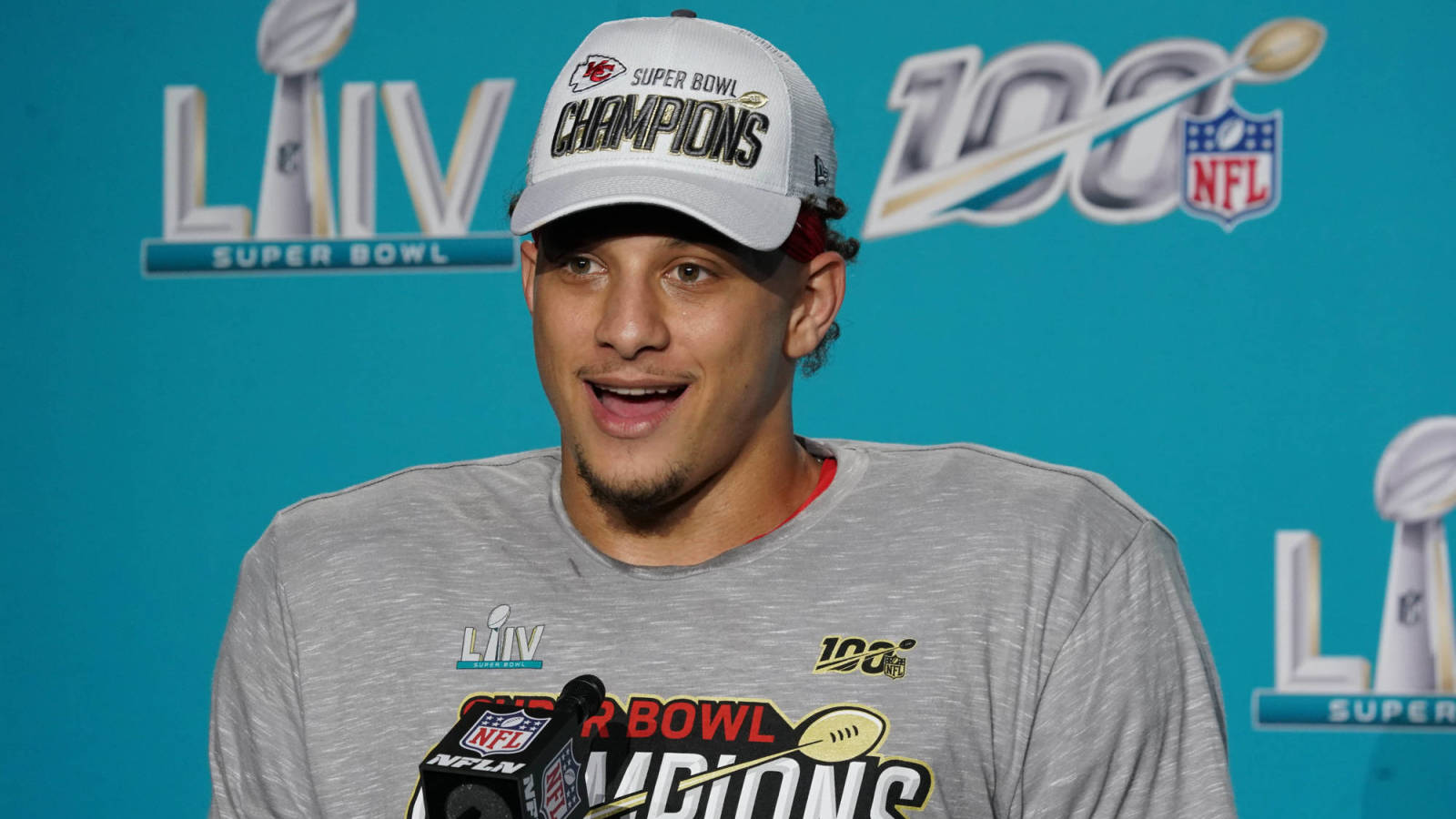 Chiefs sign Patrick Mahomes to largest contract in sports history ...