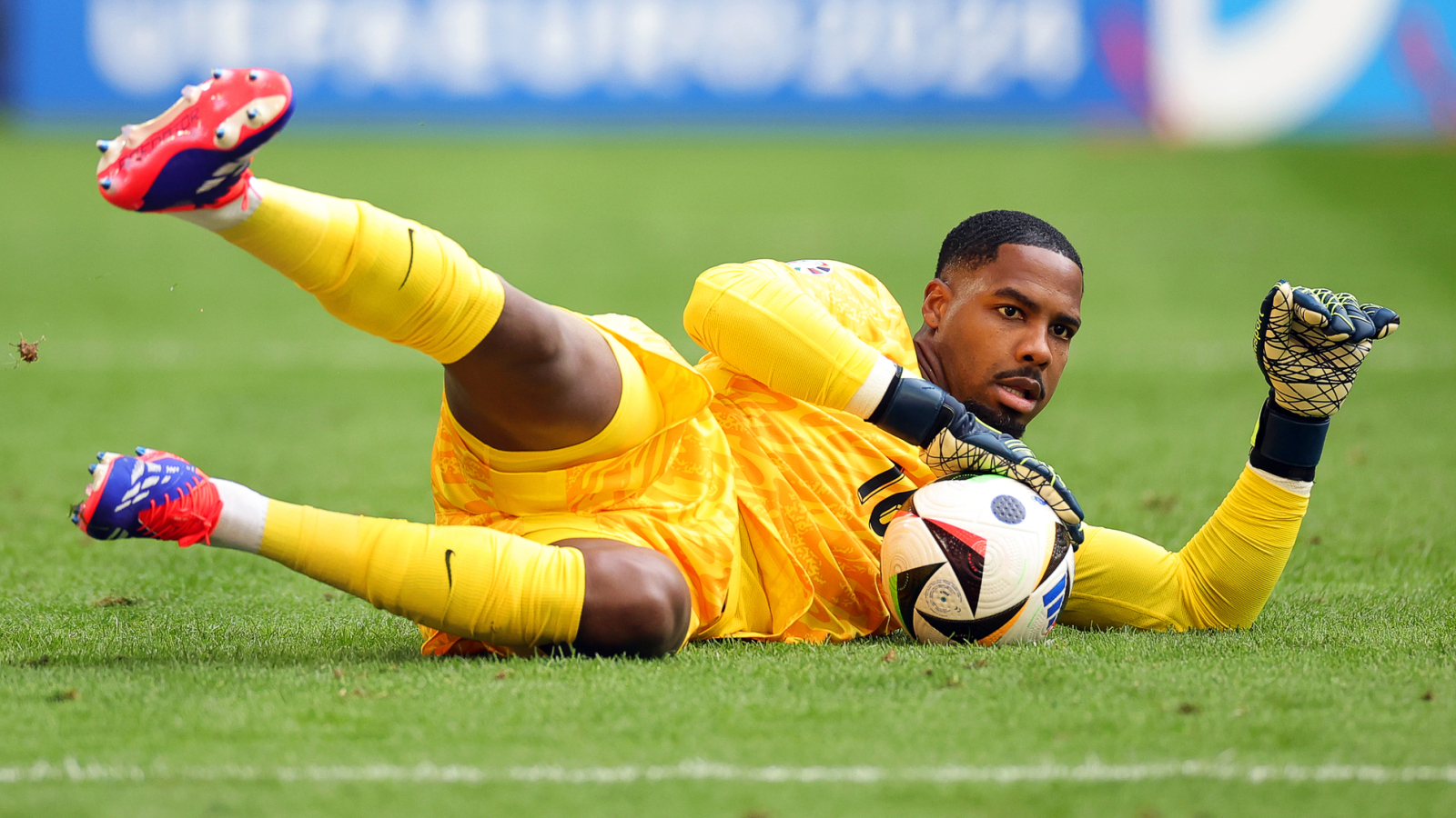 Goalkeeping sends France and Portugal into Euro quarterfinals | Yardbarker
