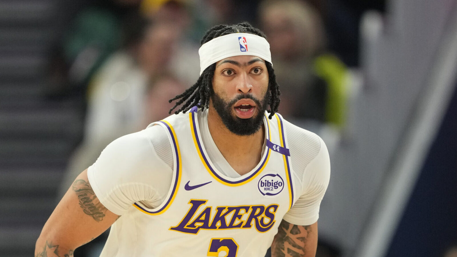 Lakers star out at least one week with abdominal strain | Yardbarker