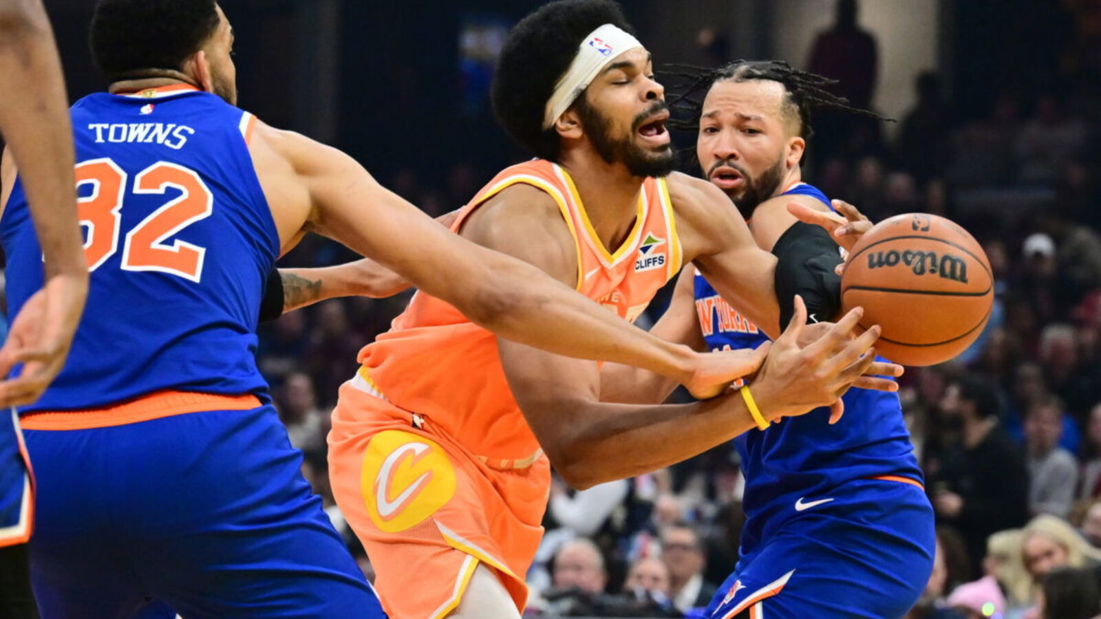 What Happened To Jarrett Allen Cavs Star Makes Injury Exit To Locker