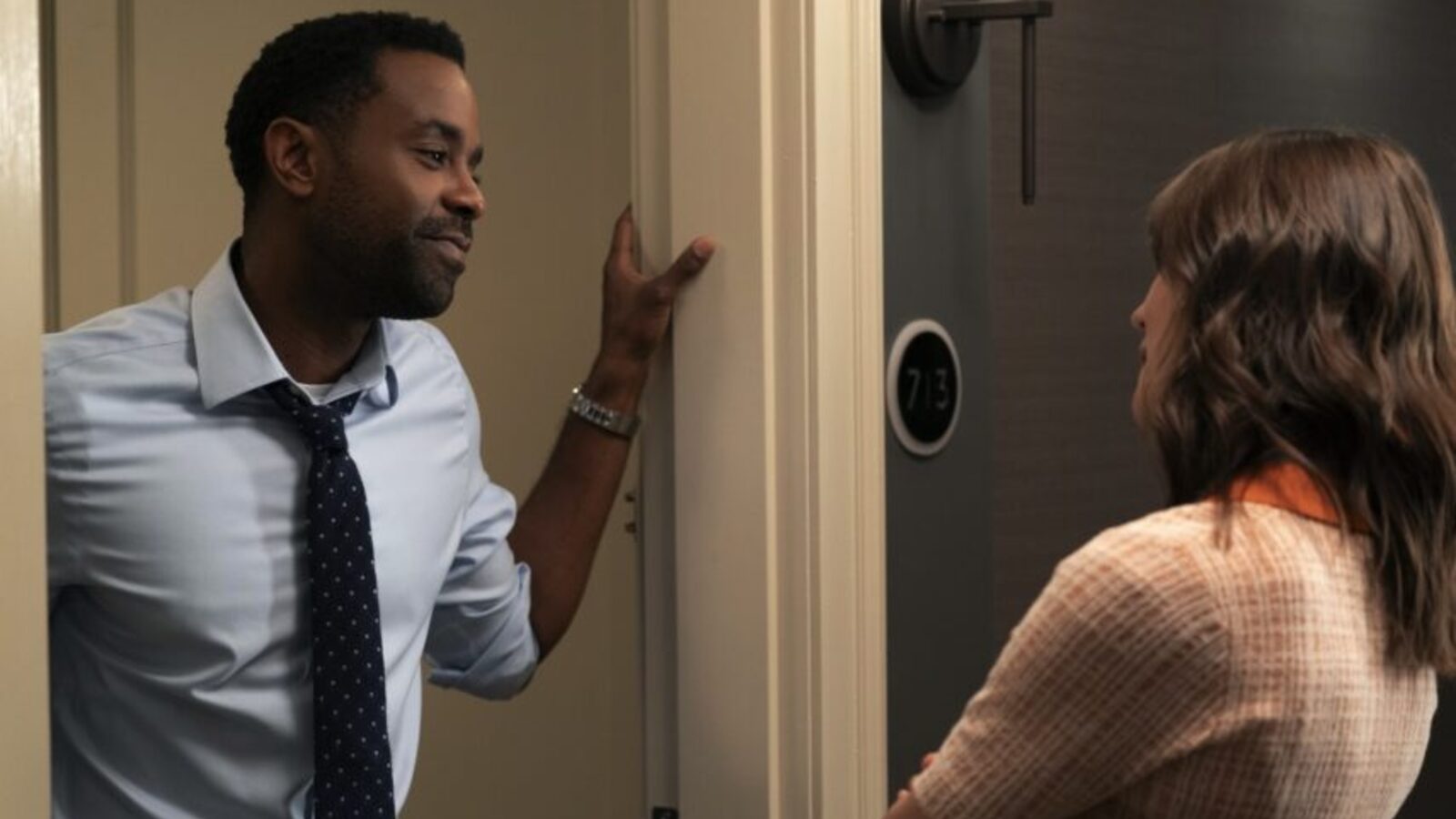 See Melissa Benoist Scott Foley And More In Maxs ‘girls On The Bus