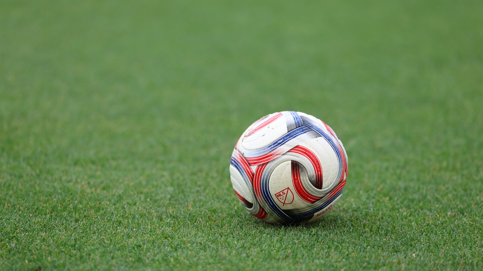 Man United are ‘close to agreeing a deal’ with midfield powerhouse with ...