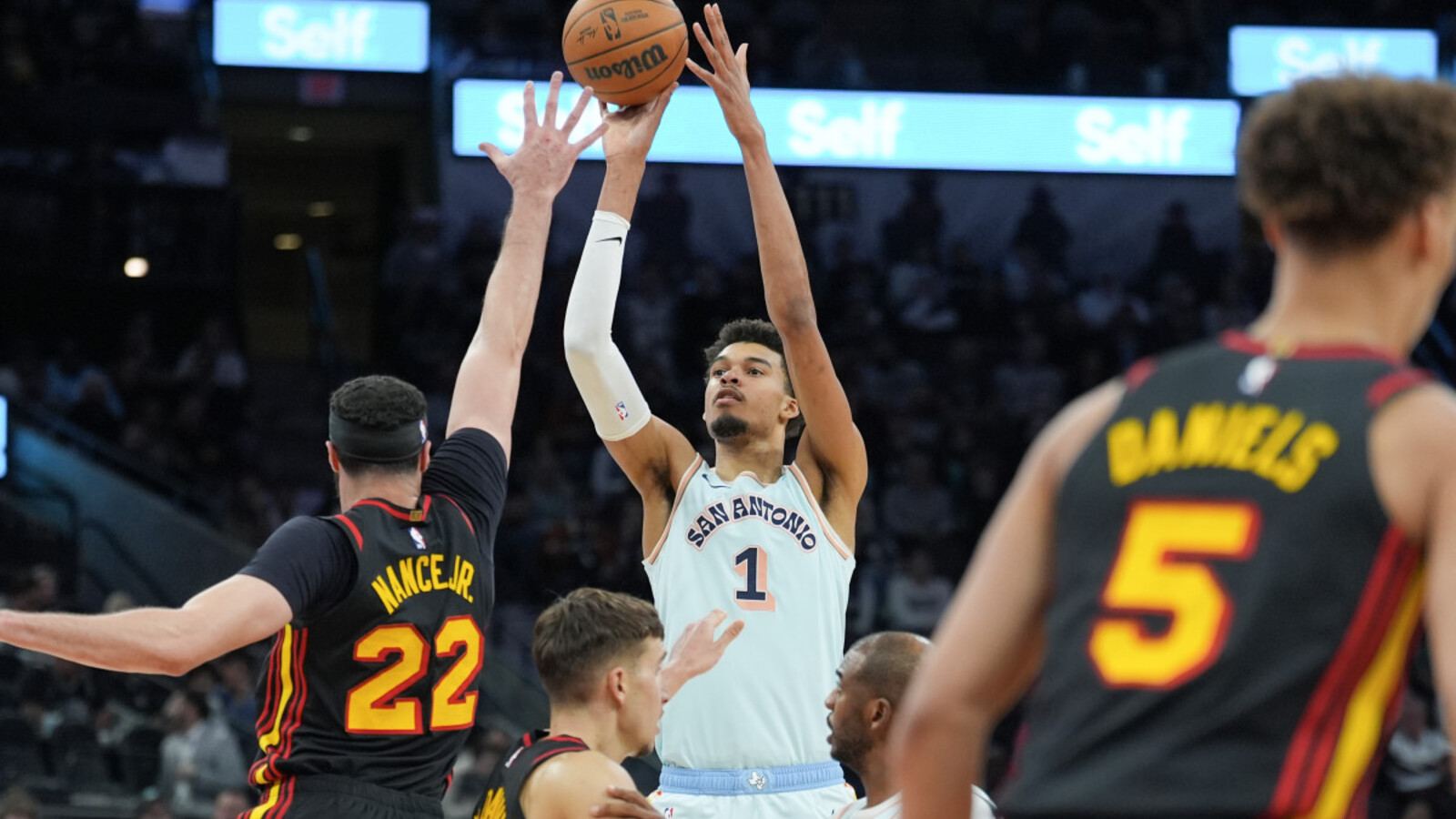 Will New Addition De'Aaron Fox Make Spurs Debut vs. Hawks? | Yardbarker