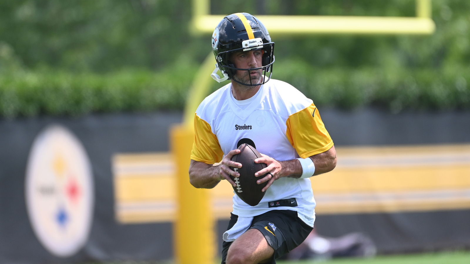 Aaron Rodgers in His Prime or Present Day Patrick Mahomes? Ben ...