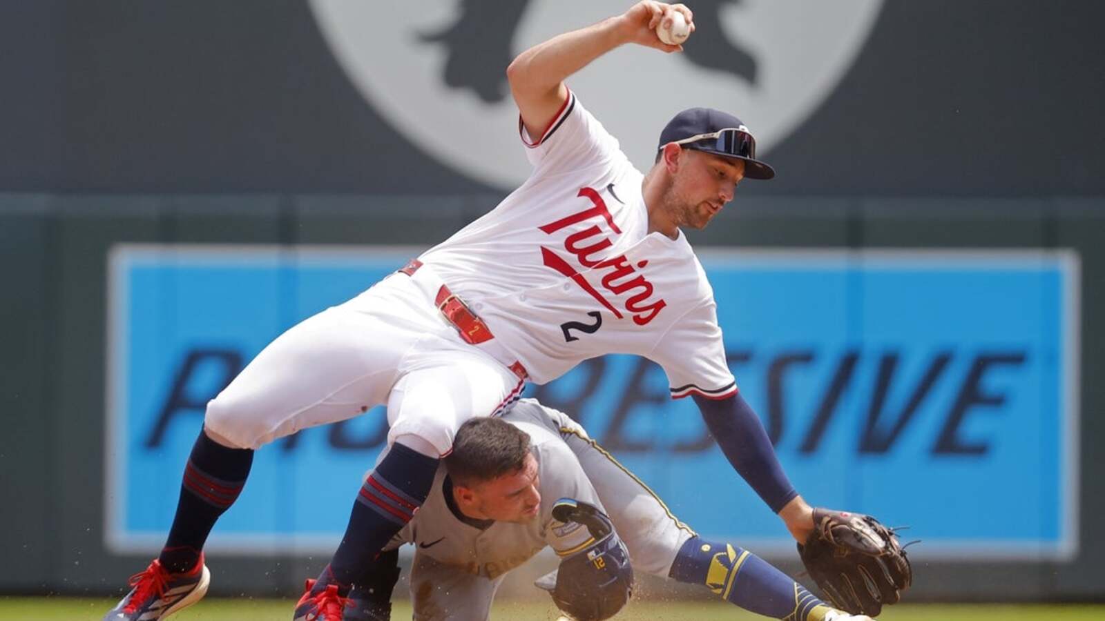 Isaac Collins (3 RBIs), Brewers rout slumping Twins 9-0 | Yardbarker