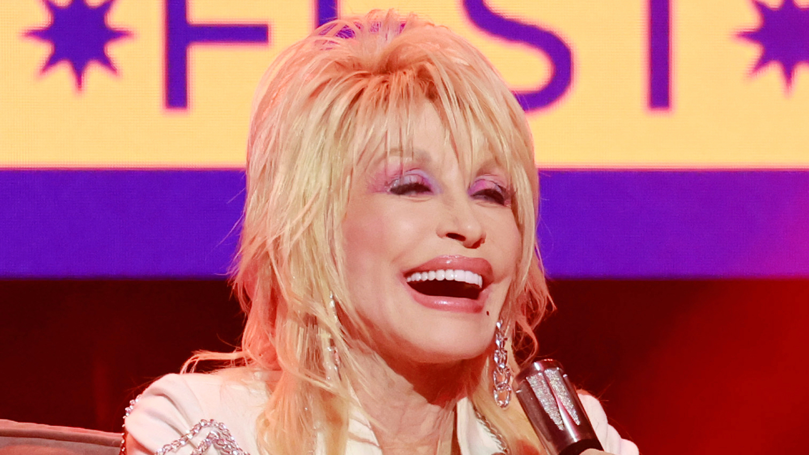 Dolly Parton's Sister Expresses Concern for Ill Music Icon in Emotional ...