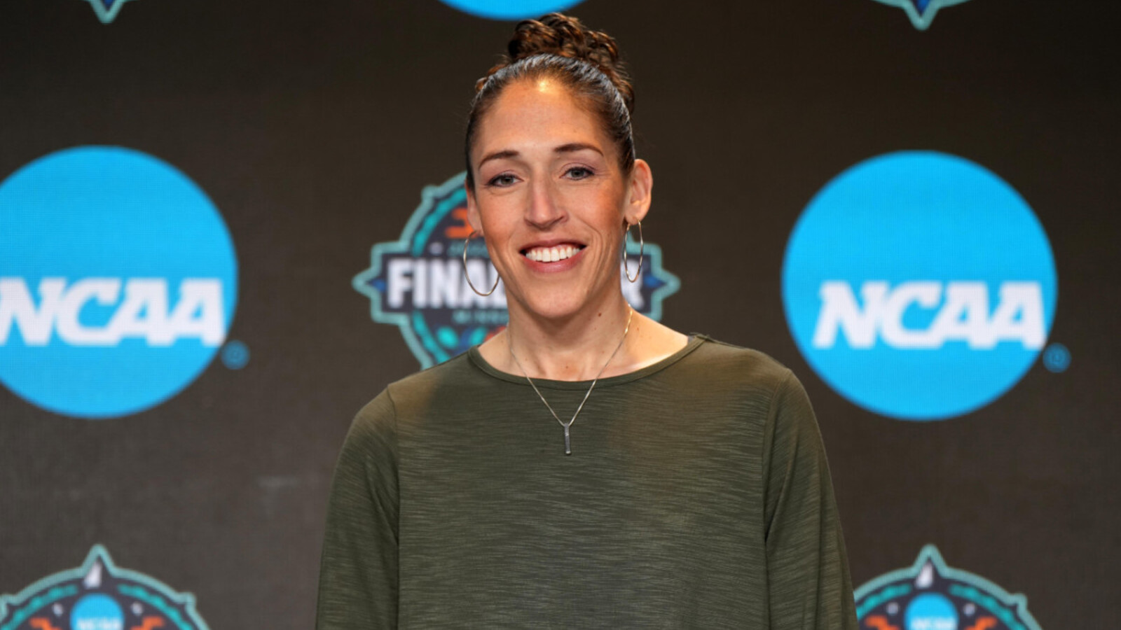 Rebecca Lobo Makes Clear Statement After Caitlin Clark Takes Shot to ...