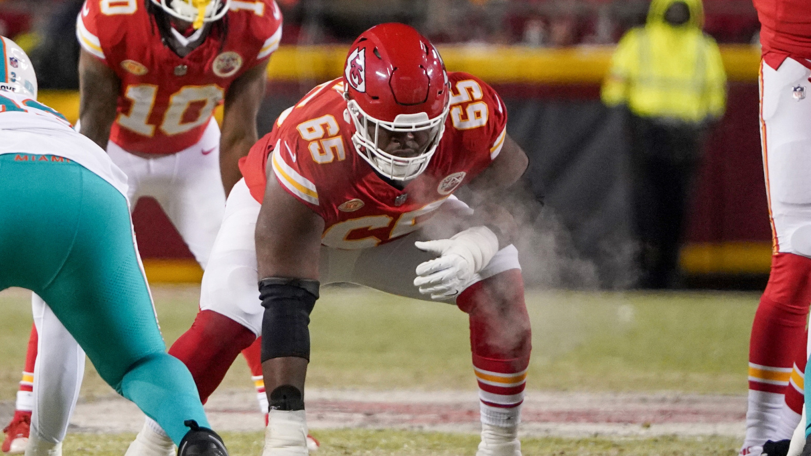 ESPN makes smart suggestion for the Chiefs and former Tennessee Vols OL ...