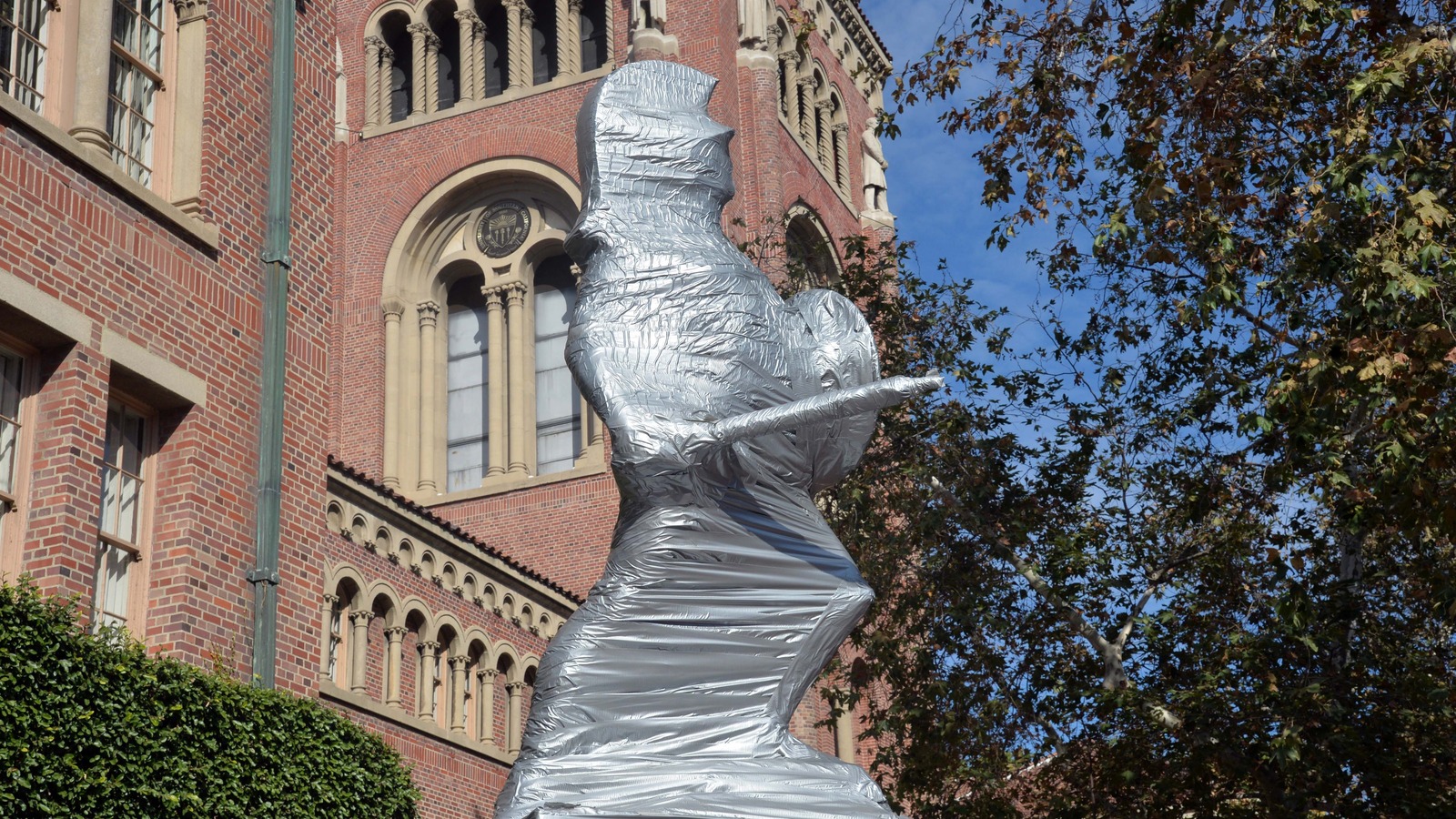 USC puts campus statues under wraps ahead of rivalry week | Yardbarker