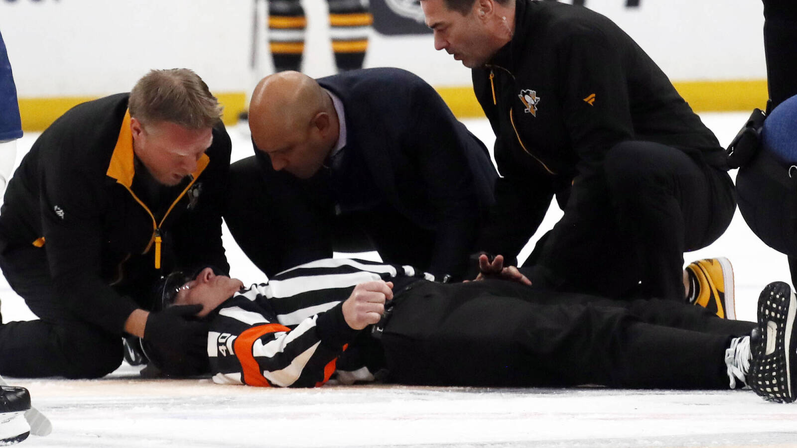 Lightning-Penguins: a referee leaves the game on a stretcher | Yardbarker