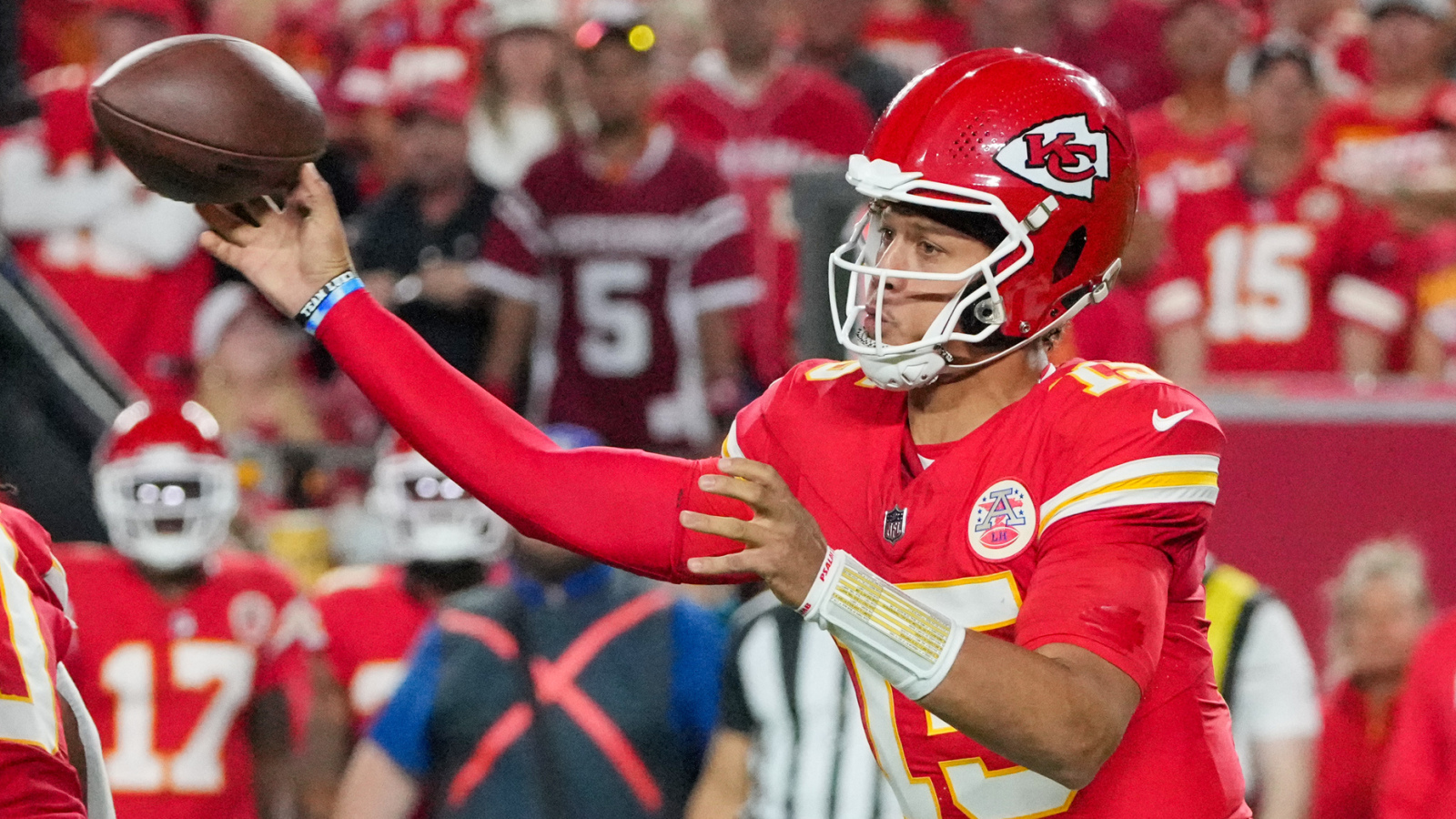 Watch: Mahomes sets Chiefs passing record in perfect way | Yardbarker