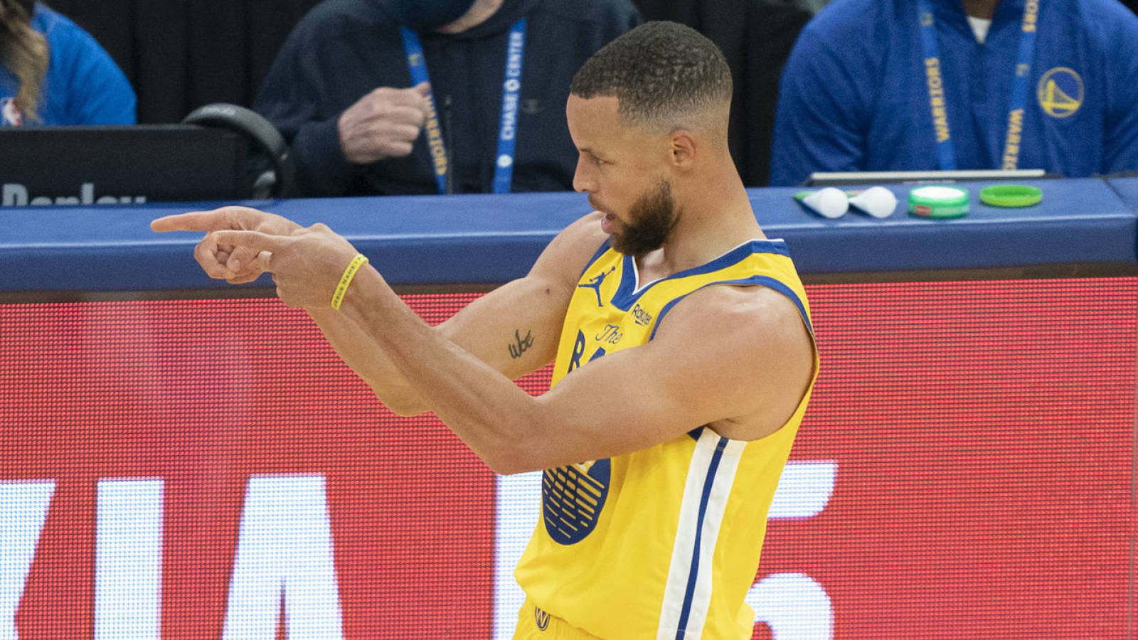 Stephen Curry sets NBA record for three-pointers in a month | Yardbarker