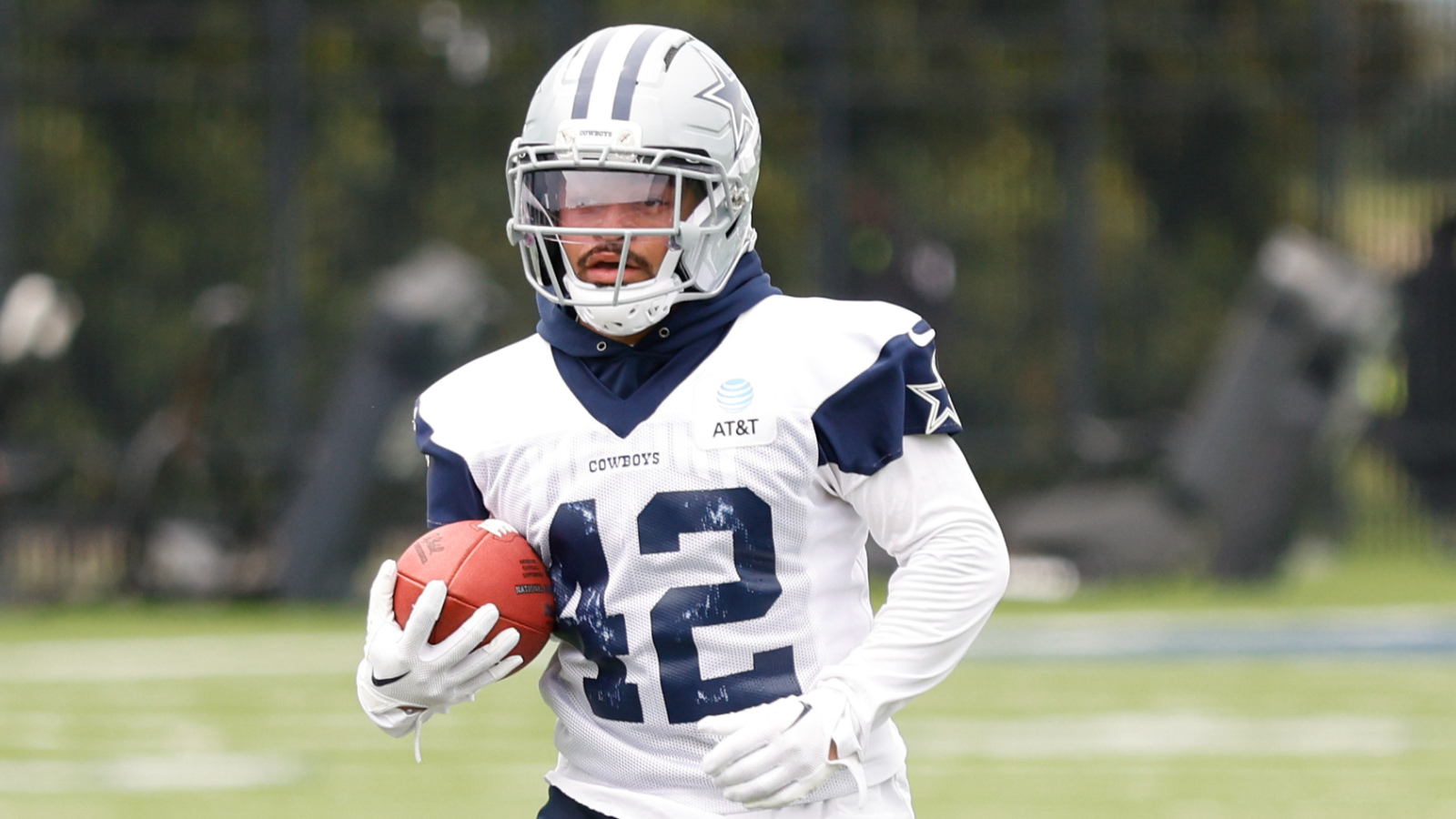 Busy Cowboys cut veteran RB, set 53-man roster | Yardbarker