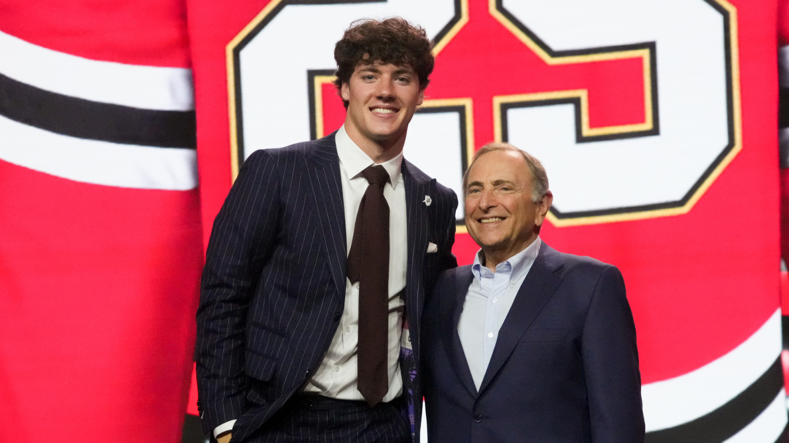 Blackhawks select 6-foot-6 forward with 29th overall pick | Yardbarker