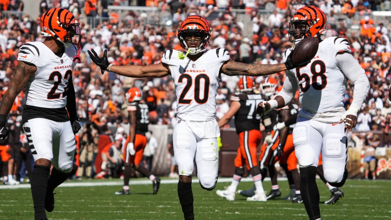 DJ Turner wrestles ball away from DK Metcalf, makes unreal interception ...