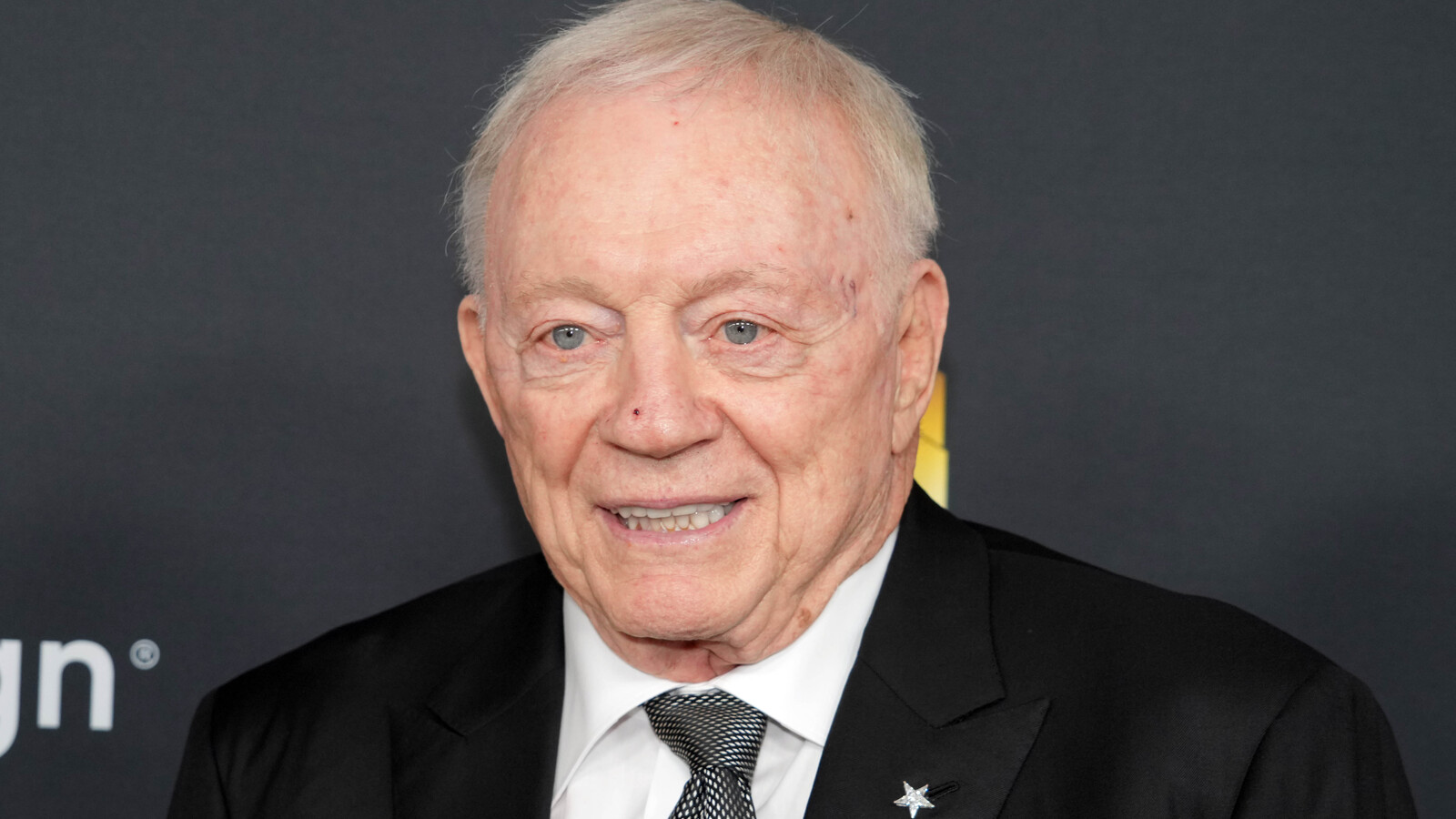 Cowboys owner Jerry Jones bar photo with young woman goes viral ...