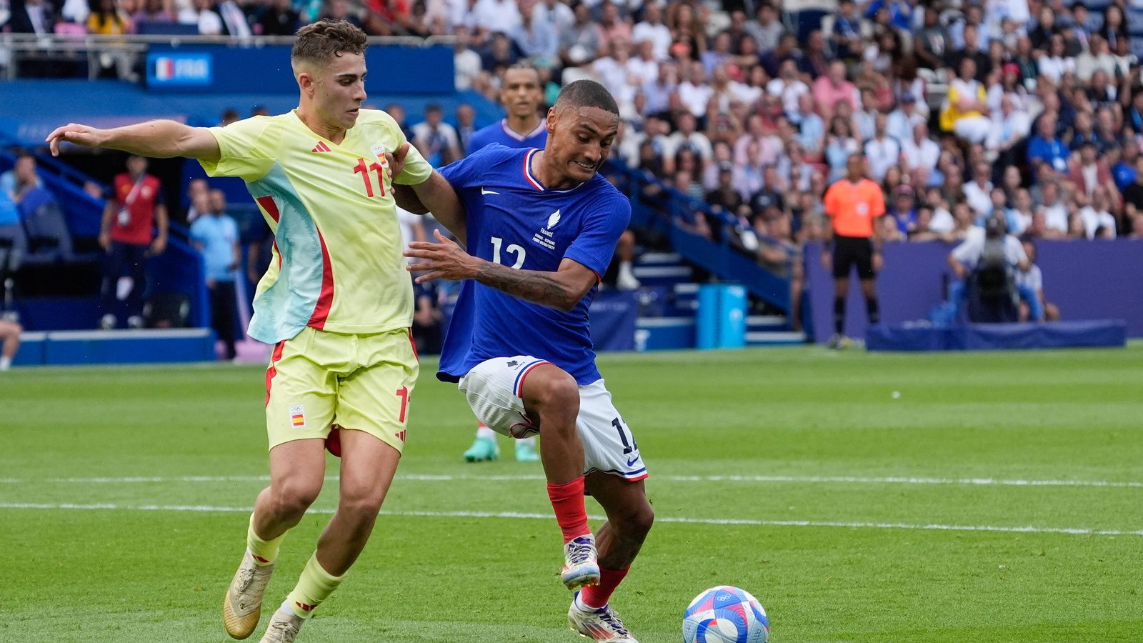 Manchester United table stunning €80m bid for 22-year-old Barcelona ...