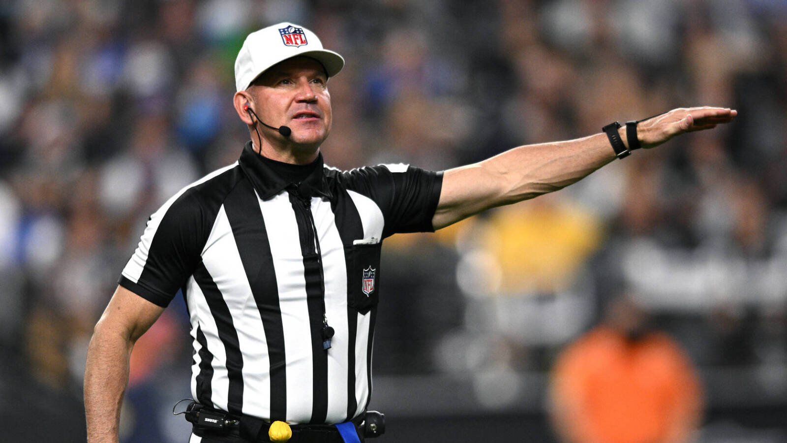 Watch: Al Michaels was tired of seeing one referee on 'TNF' | Yardbarker