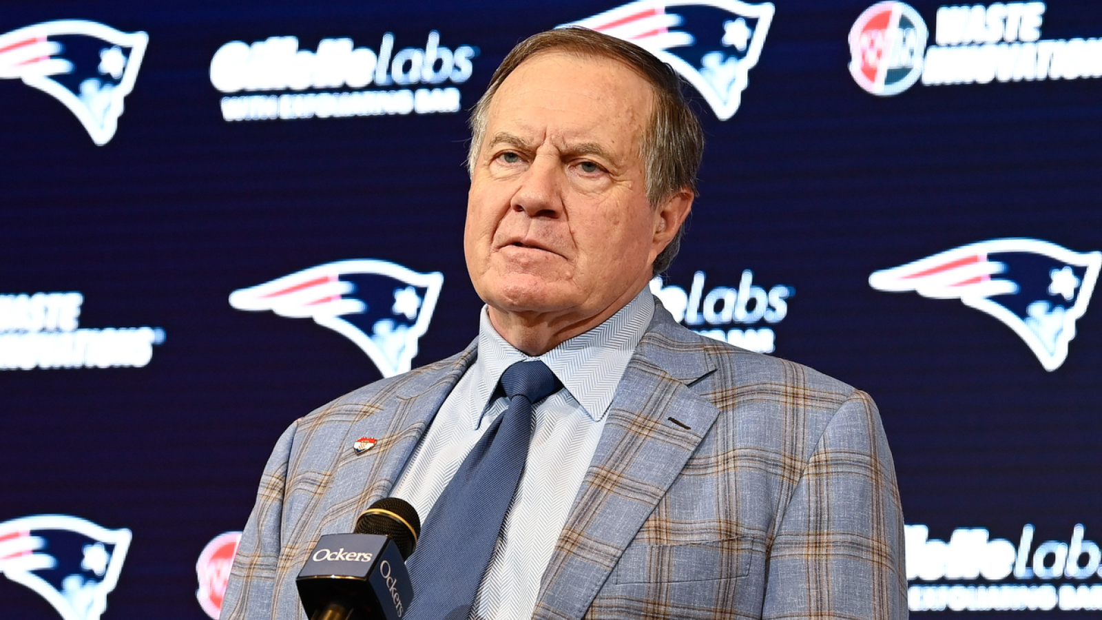 Patriots great reflects on fans saluting Bill Belichick during Tom ...