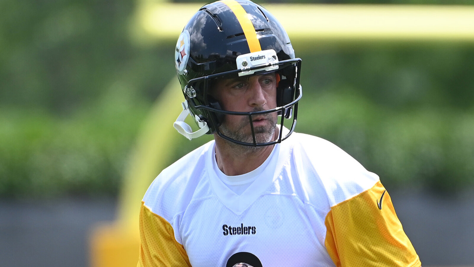 2x Super Bowl Champion Makes Clear Choice Between Justin Fields, Aaron Rodgers | Yardbarker