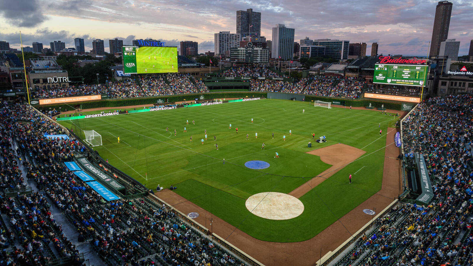 Wrigley Field match breaks the NWSL attendance record | Yardbarker