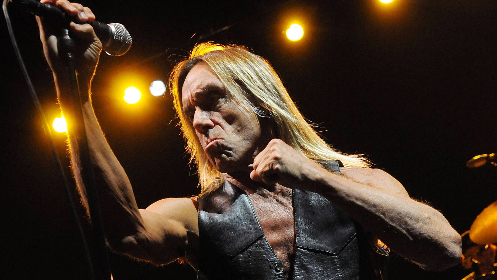 The craziest things musicians have done on stage | Yardbarker