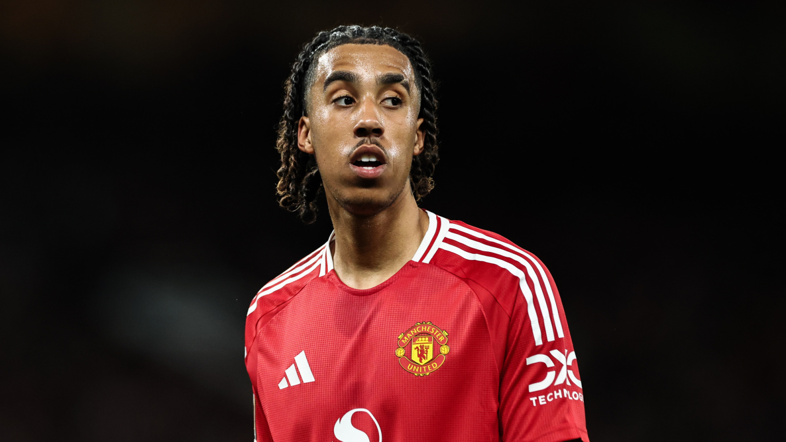 Manchester United star shows class as he responds to critical Premier ...