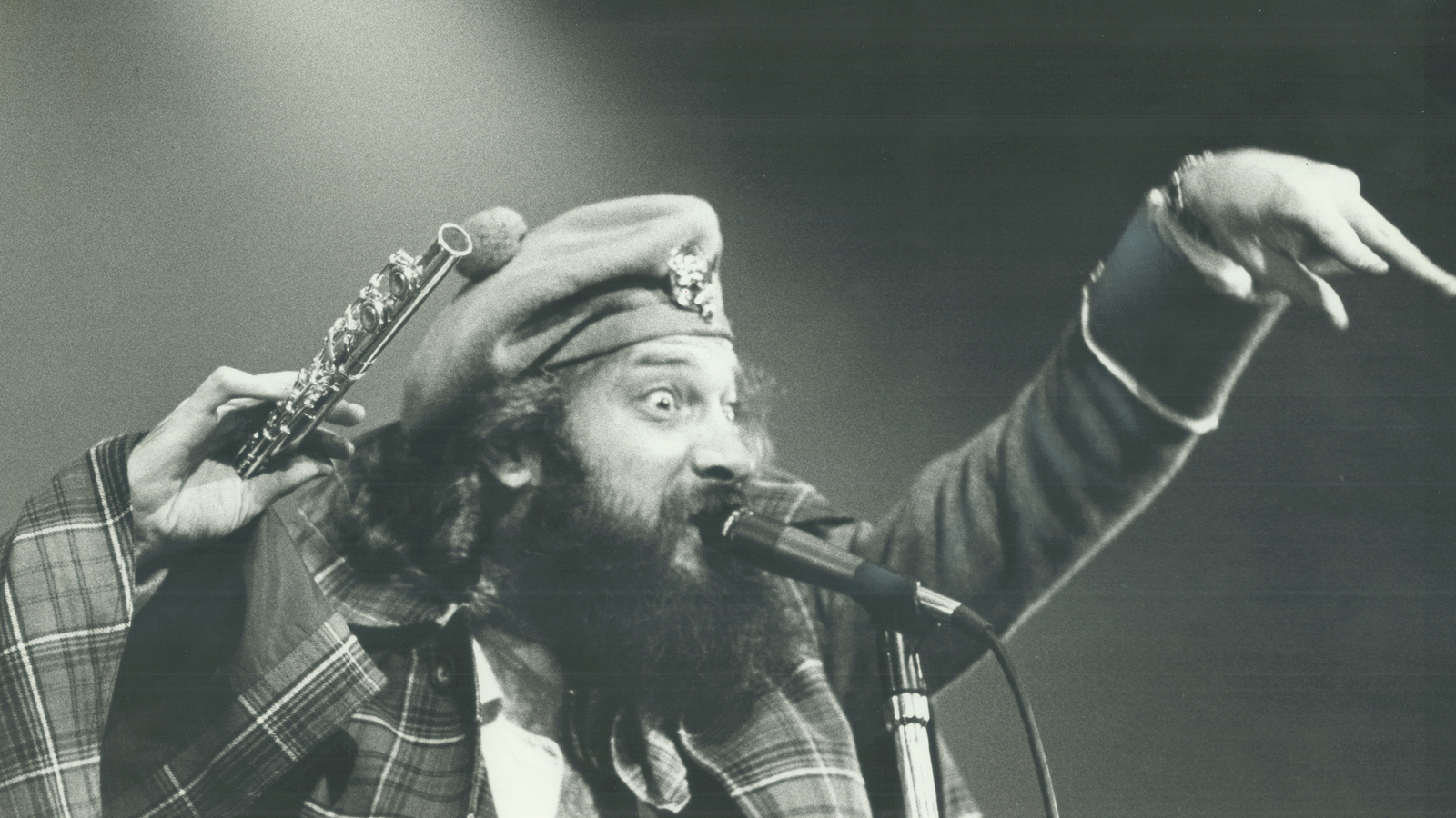 Singers who also double as their band's most talented musician | Yardbarker