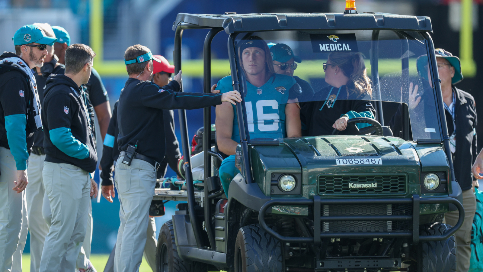 Jaguars’ Trevor Lawrence carted off, ruled out with concussion | Yardbarker