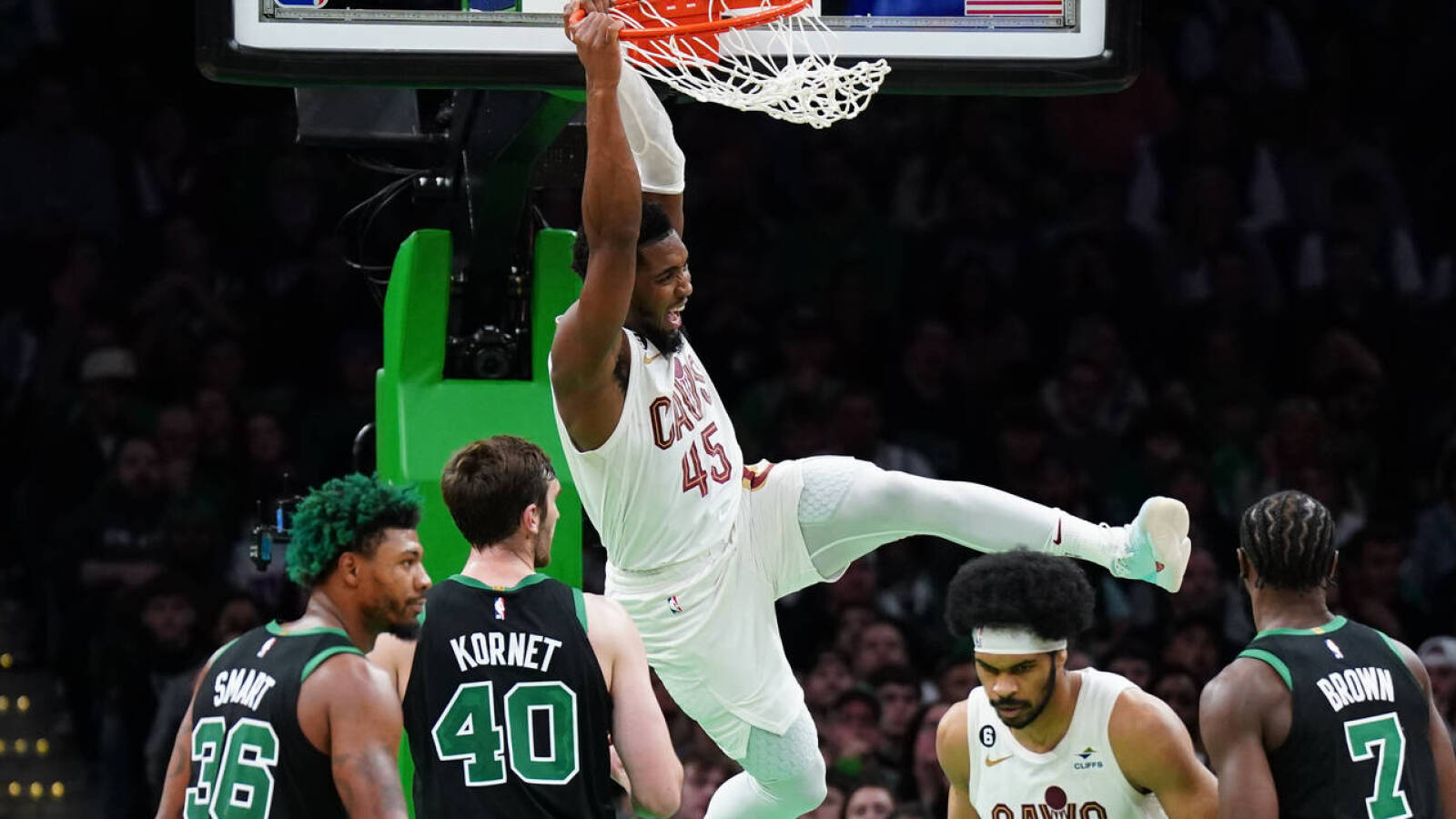 Mitchell throws down vicious dunk, combines with Levert for 82 points ...