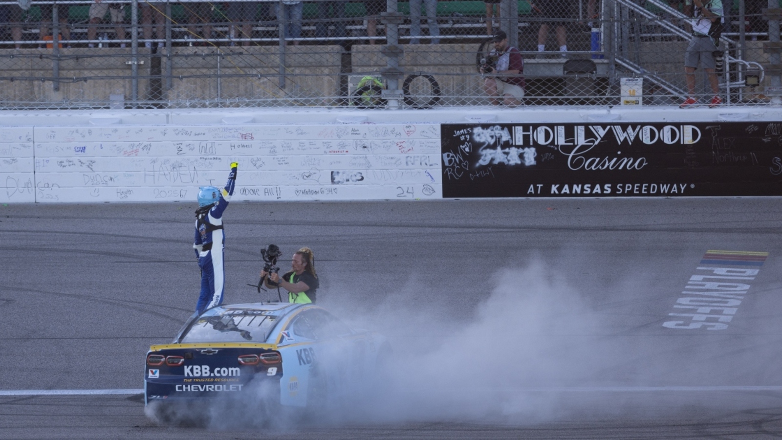 Chase Elliott reacts to final restart at Kansas, last lap pa ...