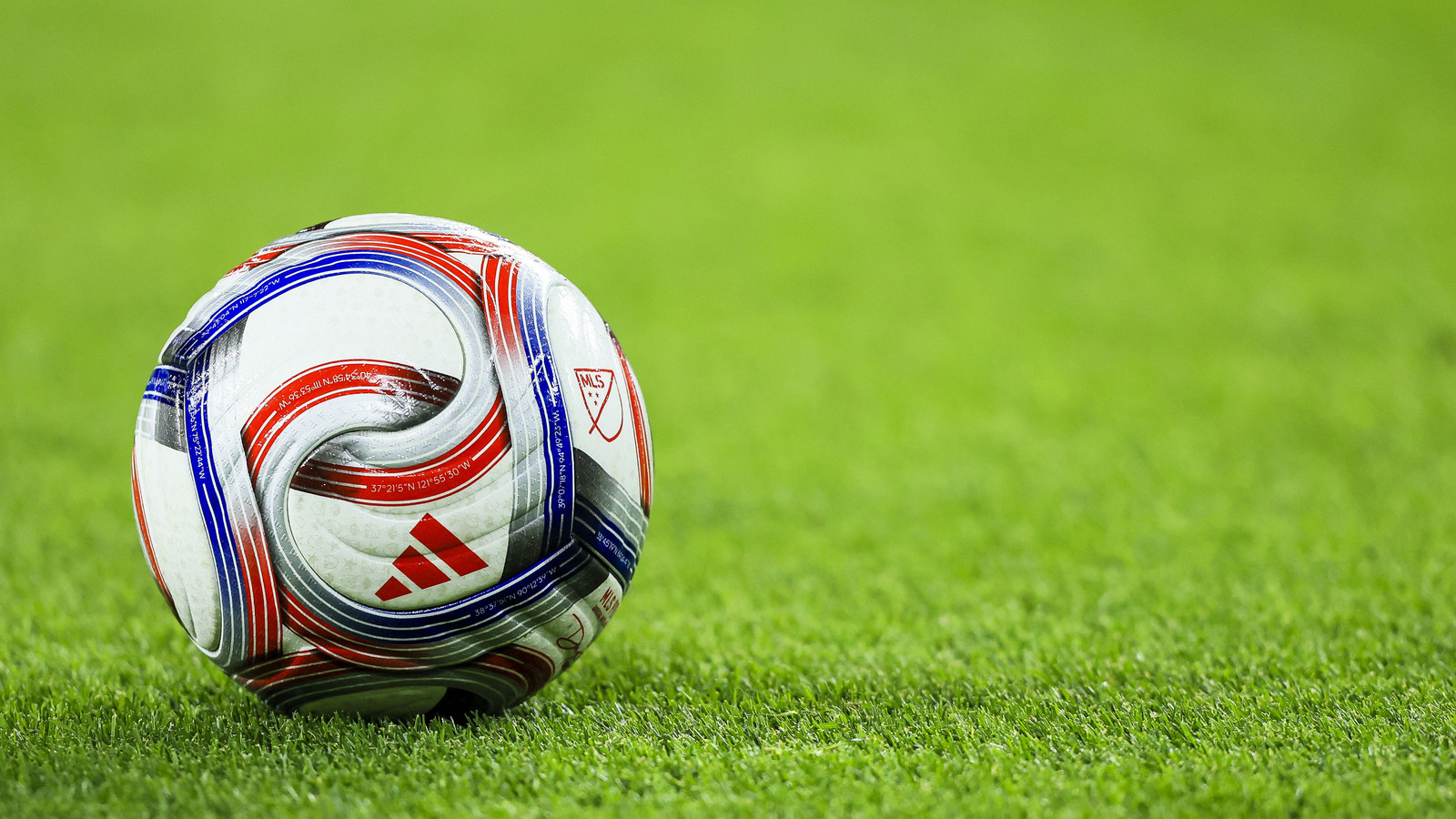 Man United tracking 12-goal long-term target as Arsenal and Chelsea ...