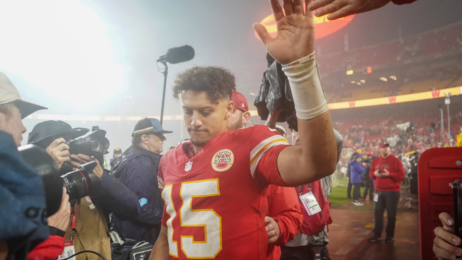 AFC Notes: DeAndre Hopkins, Patrick Mahomes, Antonio Pierce, Chiefs ...