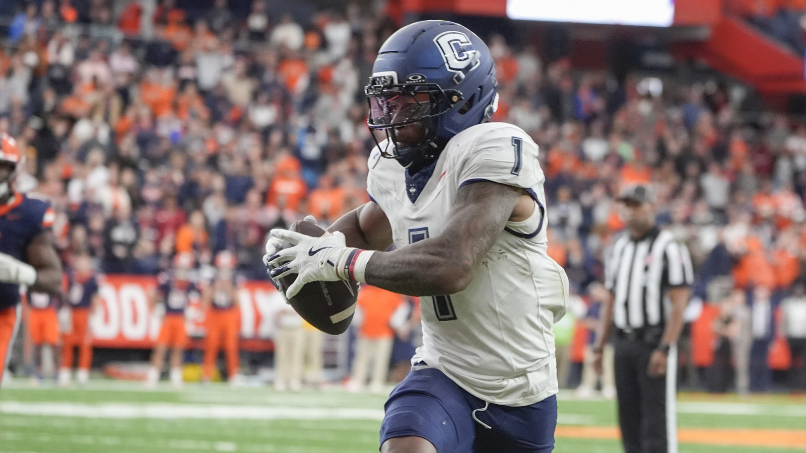 UConn WR makes outrageous 1-handed catch on 4th down | Yardbarker