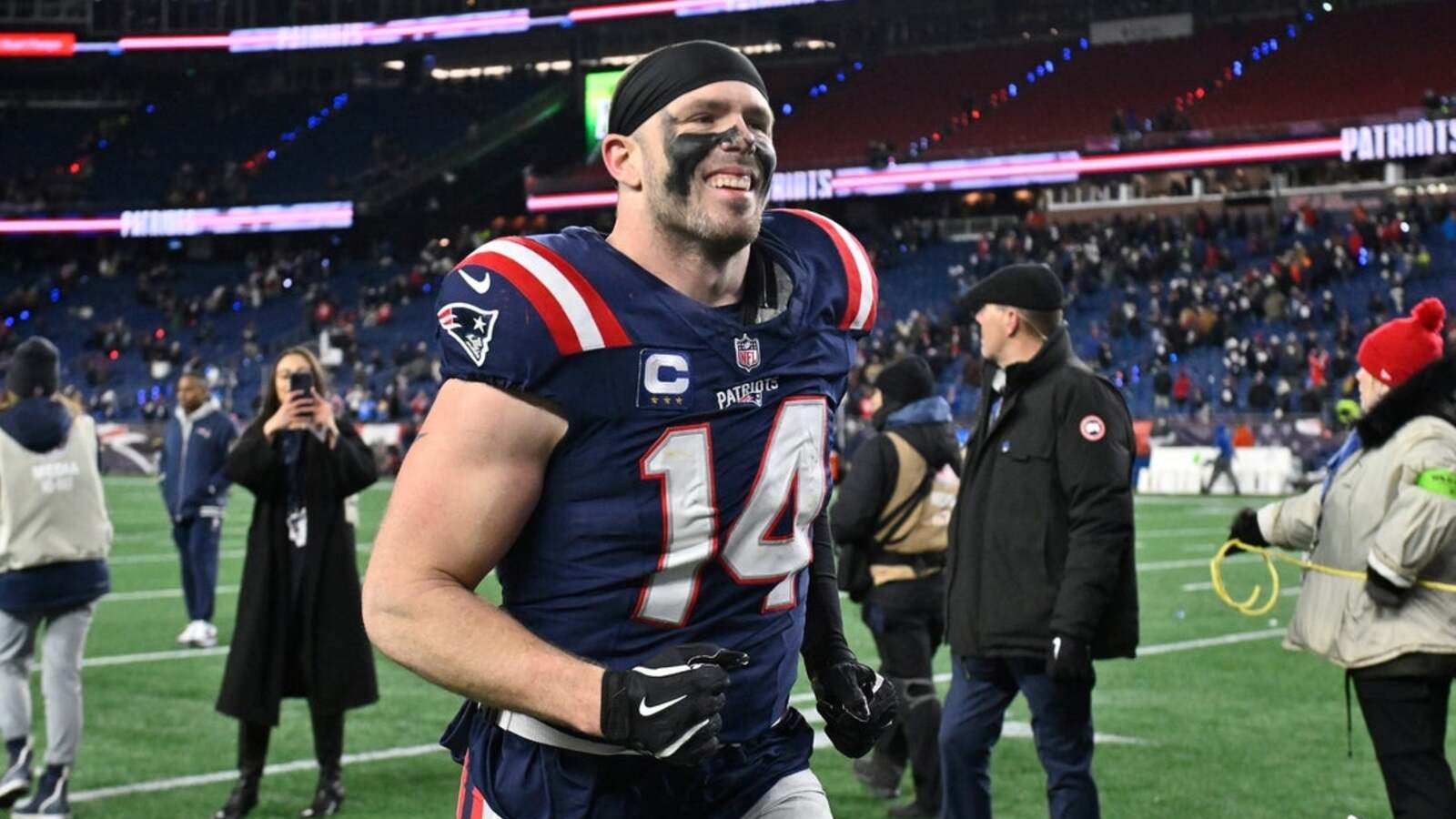 Patriots LB Robert Spillane heads to locker room | Yardbarker