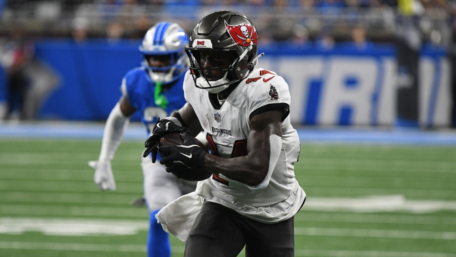 Chris Godwin injury: Buccaneers WR carted off, leg in air cast after scary injury vs. Ravens ...
