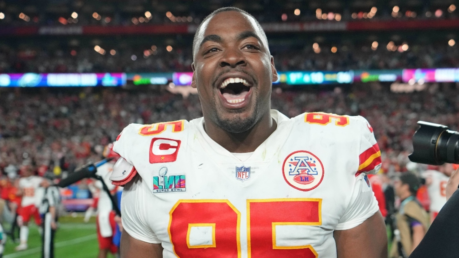 Chris Jones flips off, shouts expletives at Bills fans during playoff ...