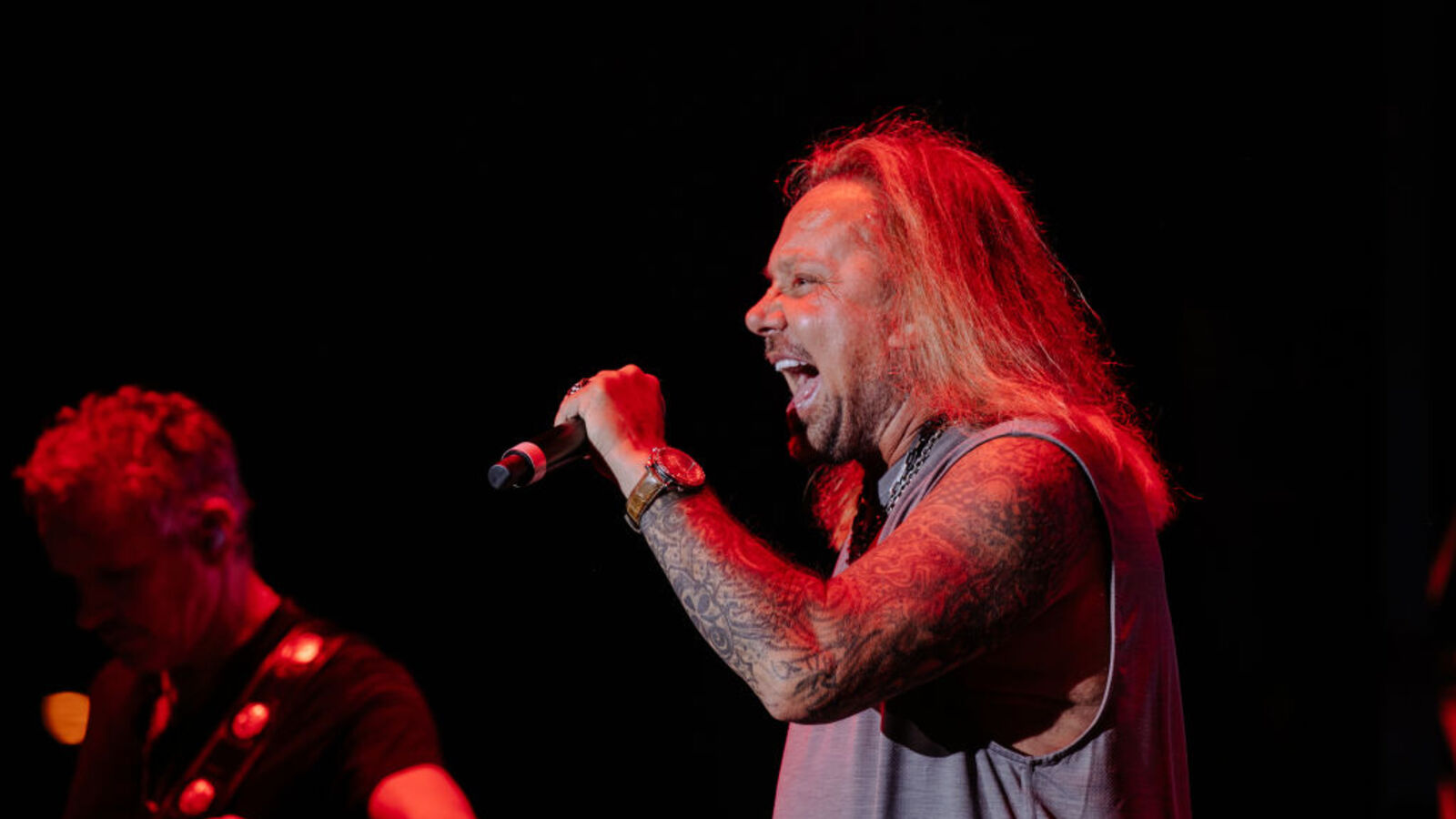 Mötley Crüe Fans Left Waiting As Vince Neil Undergoes Medical Procedure ...