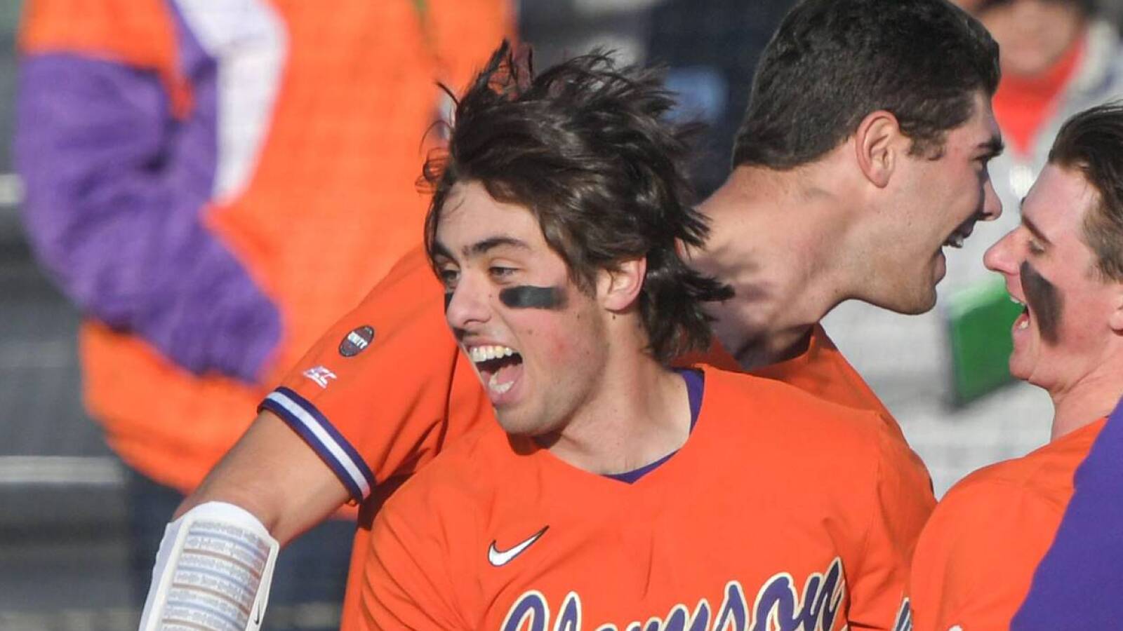 Watch: Clemson pulls off incredibly clever hidden-ball trick | Yardbarker