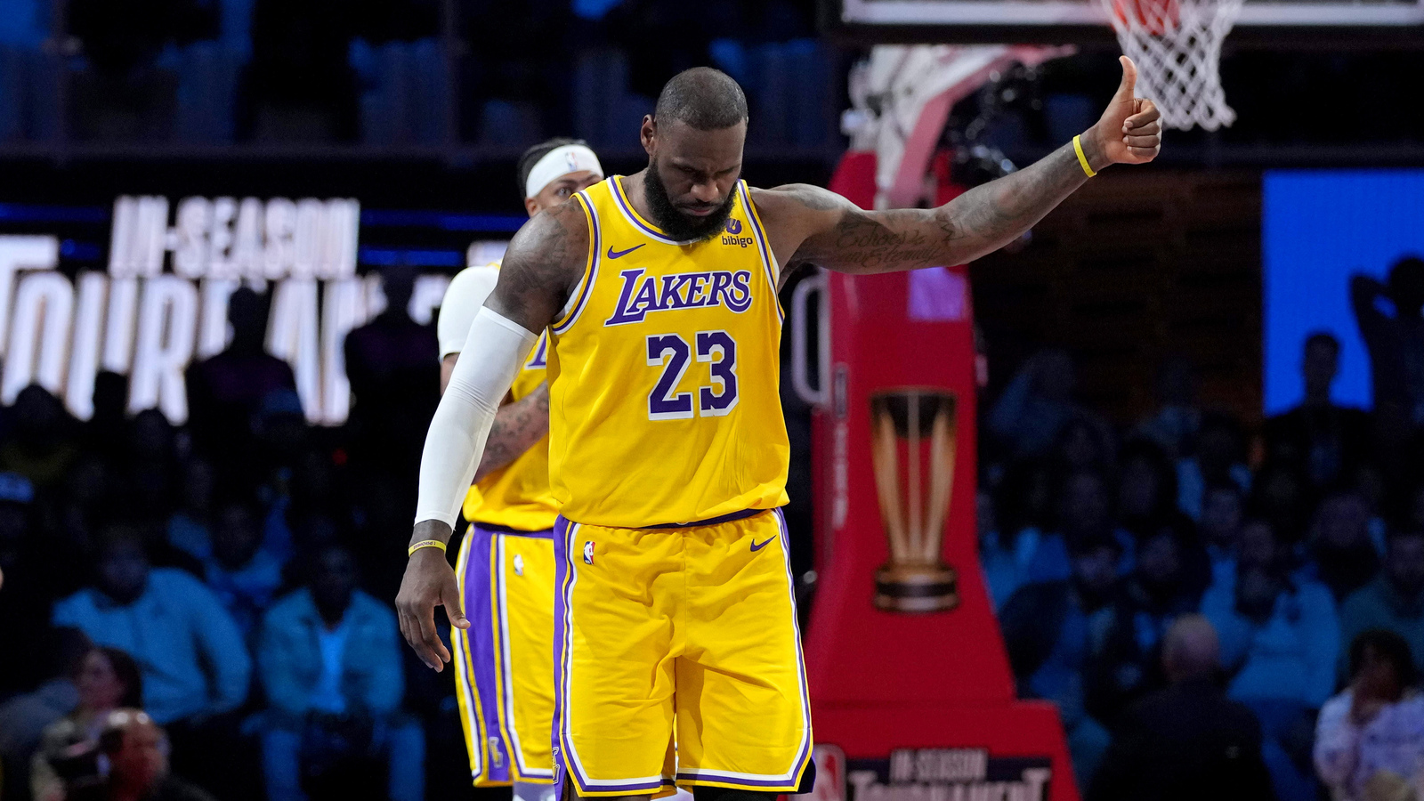 LeBron James Seen Gambling In Las Vegas, Security Guard Stopped Fan ...