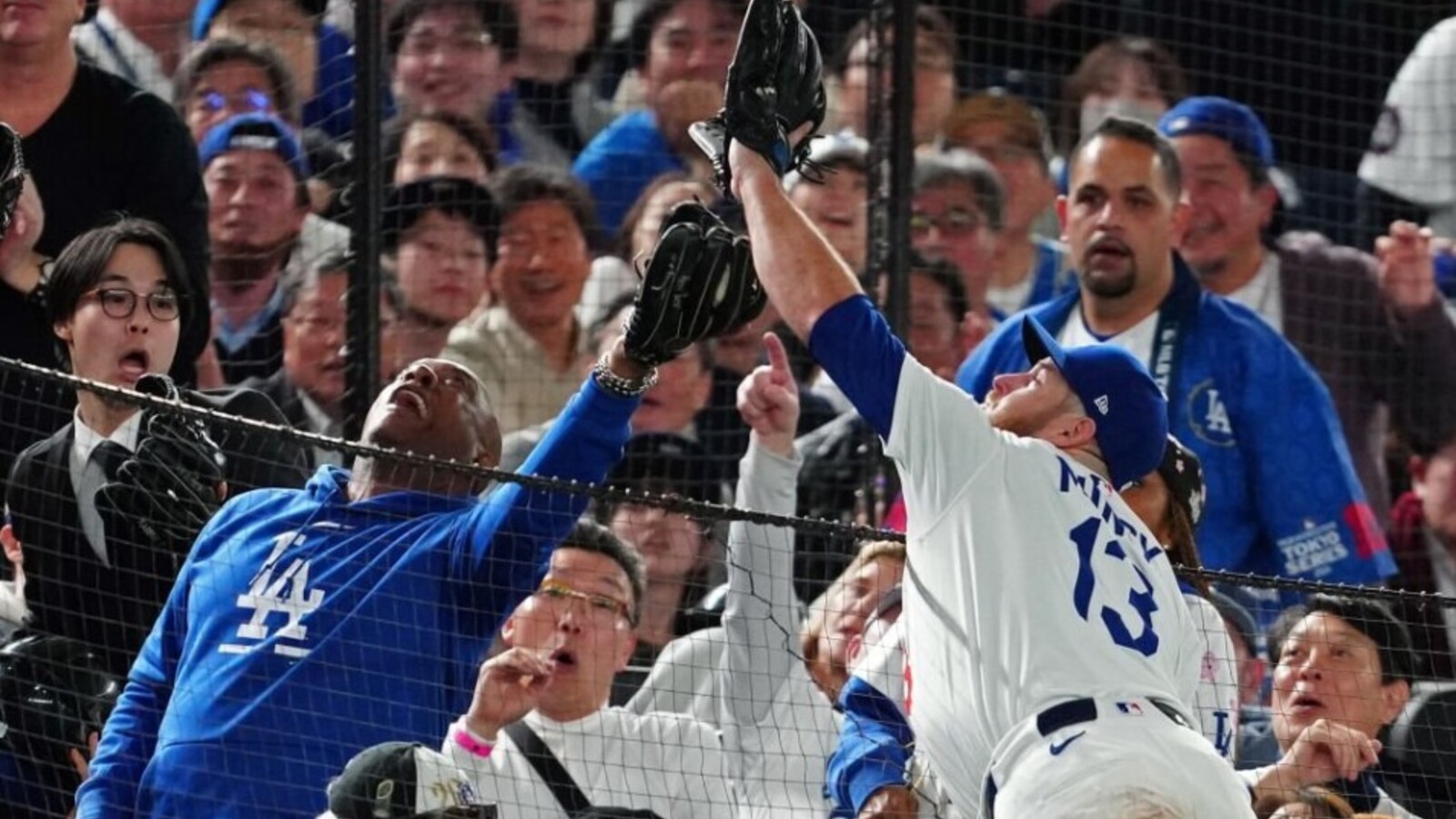 Dodgers Fan Rodney Peete Catches Foul Ball During Tokyo Series | Yardbarker