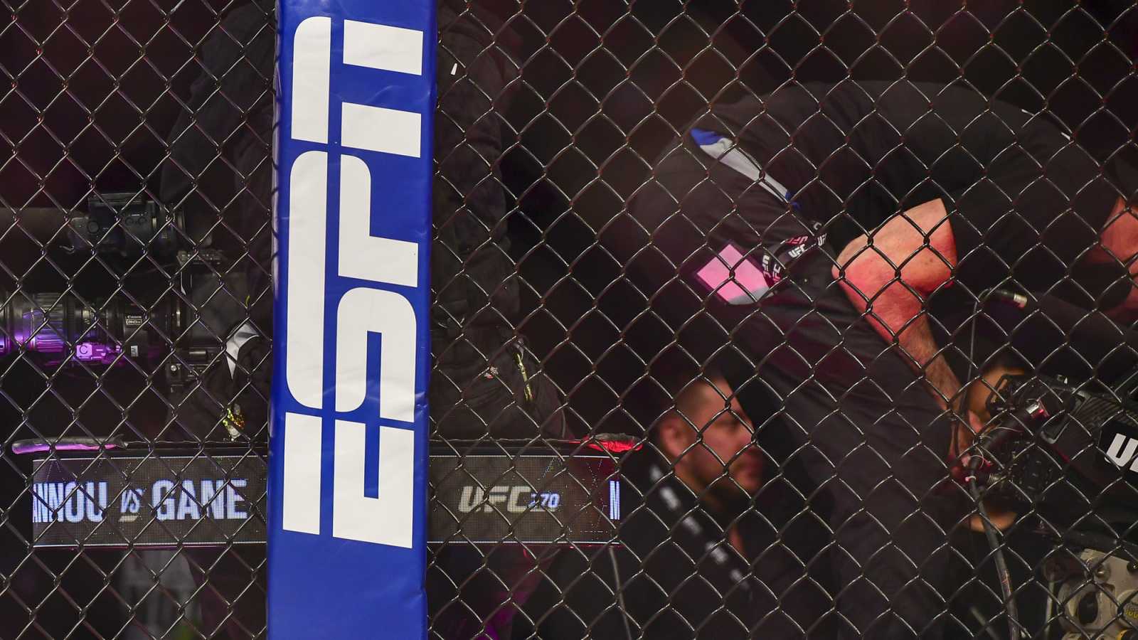 UFC Fines Push Australian Fighter to Buckle Under Intense Rio Crowd ...