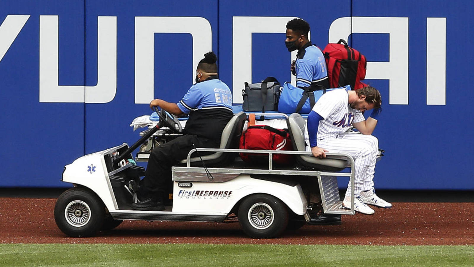 Mets' Jeff McNeil carted off field after crashing into outfield wall ...