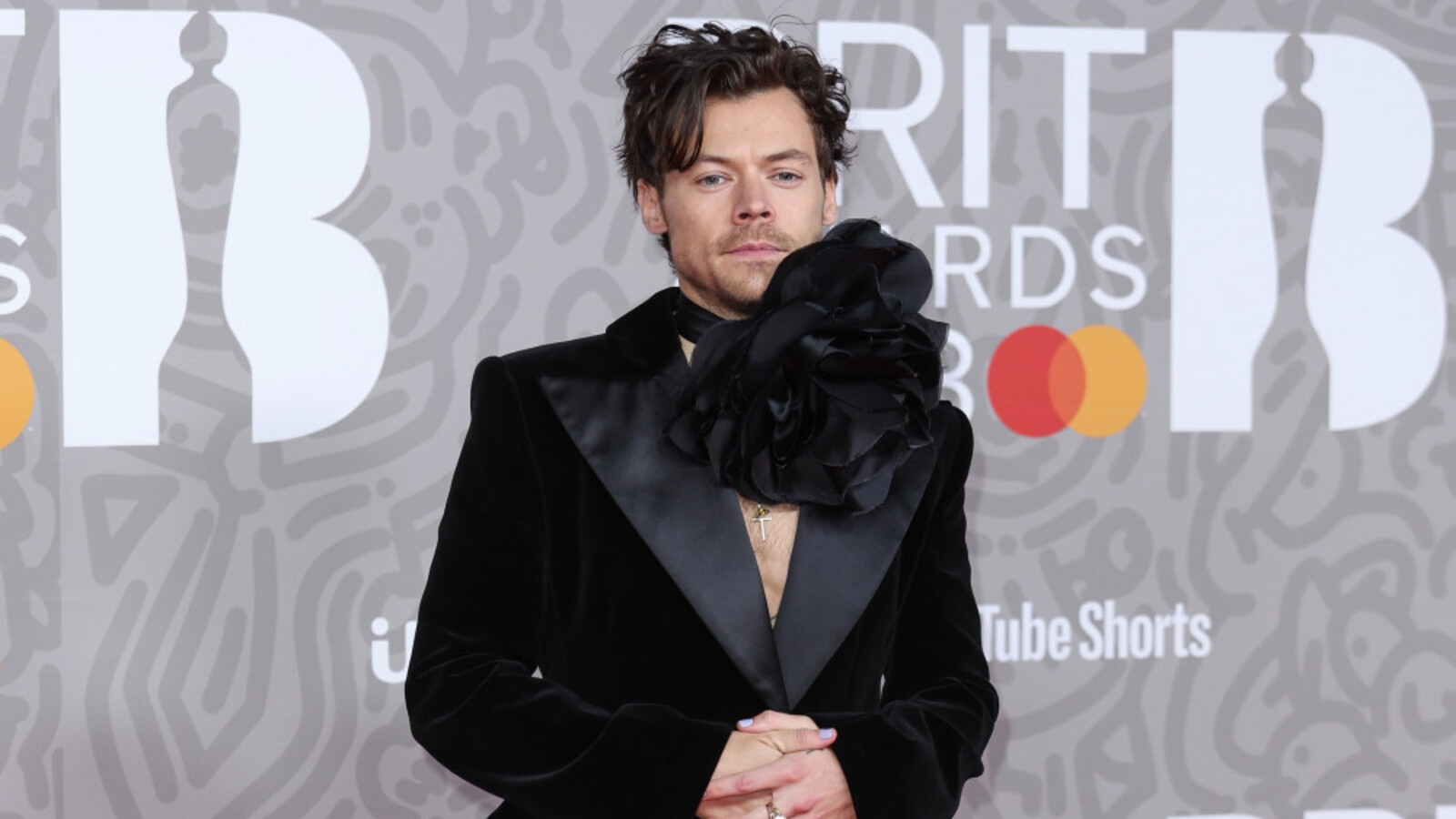 Harry Styles had his haircut interrupted by the election of Pope Leo ...