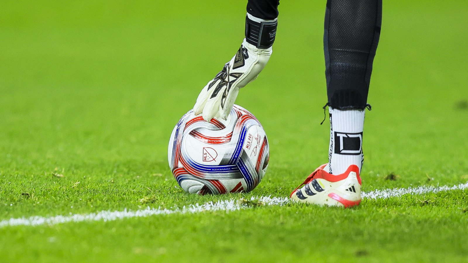 Sources: Man United and Liverpool targeting in-form ‘Number 6’ to ...